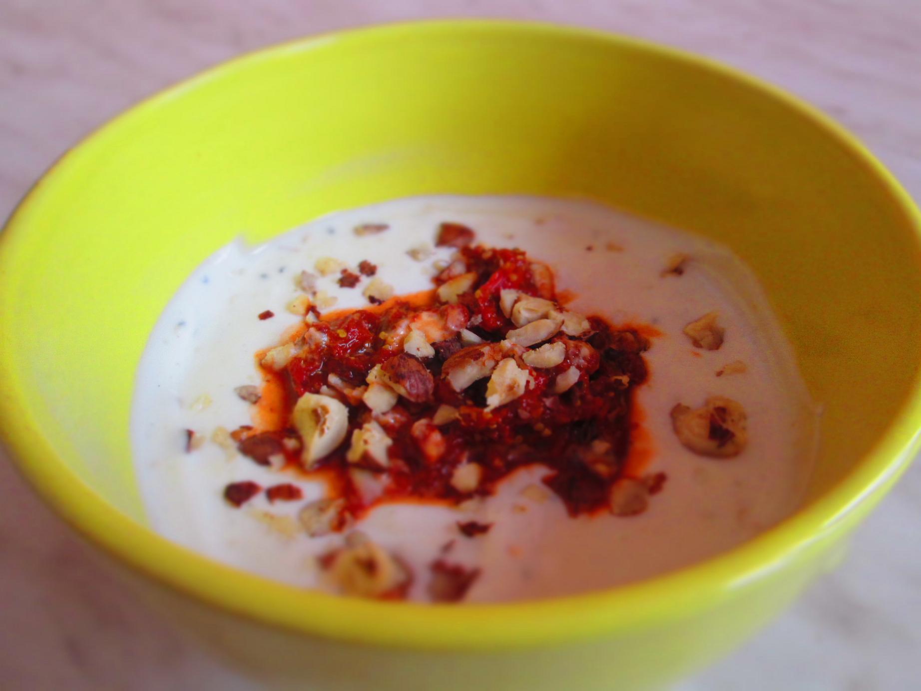 Zdravé rýchle a sladké raňajky - jogurtové goji s lieskovými orieškami ...